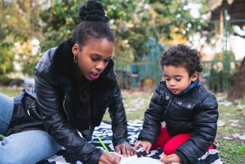 Maman solo active : les défis du quotidien - Harmony Le Mag'